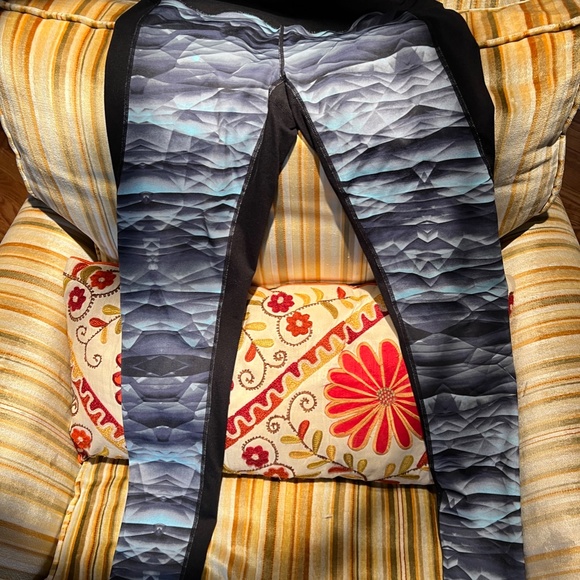 Zella | Pants & Jumpsuits | Zella Leggings With Pattern On Front And ...